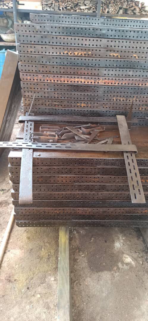 Corbatas de Amarre EFCO para Encofrados - Arenita Playita